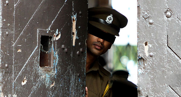 ආරක්ෂාව මැද්දේ බූස්සේ ඇතුලට බඩු යන්නේ මෙහෙමයි. - aithiya