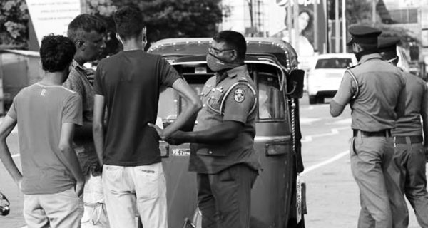පොලීසිය දැන් දුම්වැටියටත් පුද්ගලයින්ව අත්අඩංගුවට ගන්නවාද? - aithiya